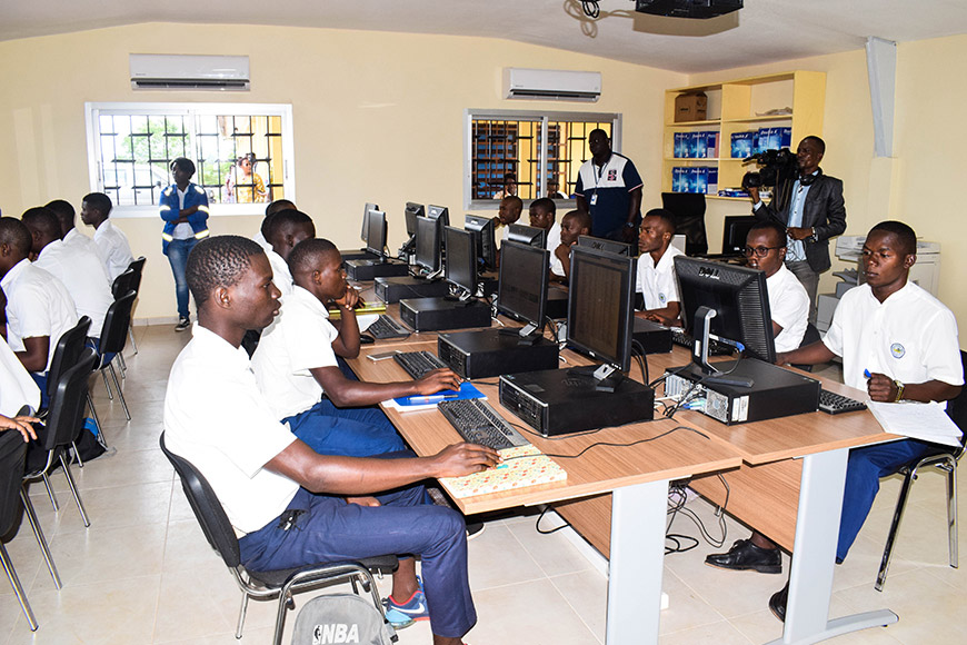 La Comilog rénove 7 établissements scolaires de Moanda ! - Comilog